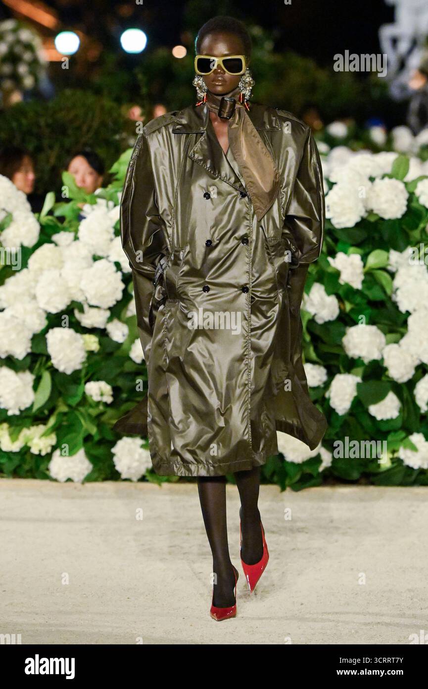 Ysl catwalk hi-res stock photography and images - Alamy