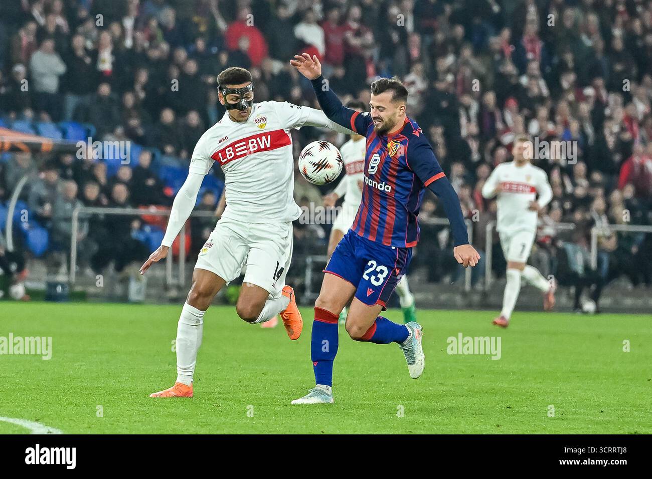 Luca Jaquez (VfB Stuttgart, #14), Albian Ajeti (FC Basel, #23) im Duell ...