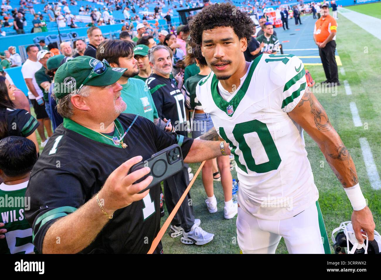 New York Jets linebacker Allen Lazard (10) poses for a selfie with a ...