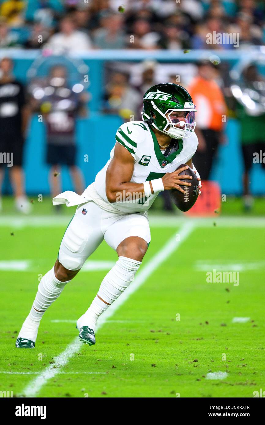 New York Jets quarterback Justin Fields (7) runs with the ball during ...