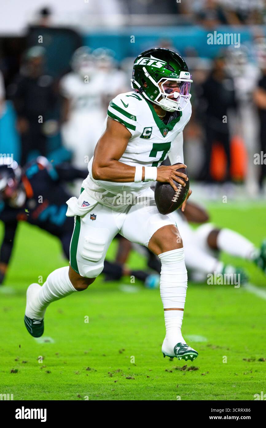 New York Jets quarterback Justin Fields (7) runs with the ball during ...