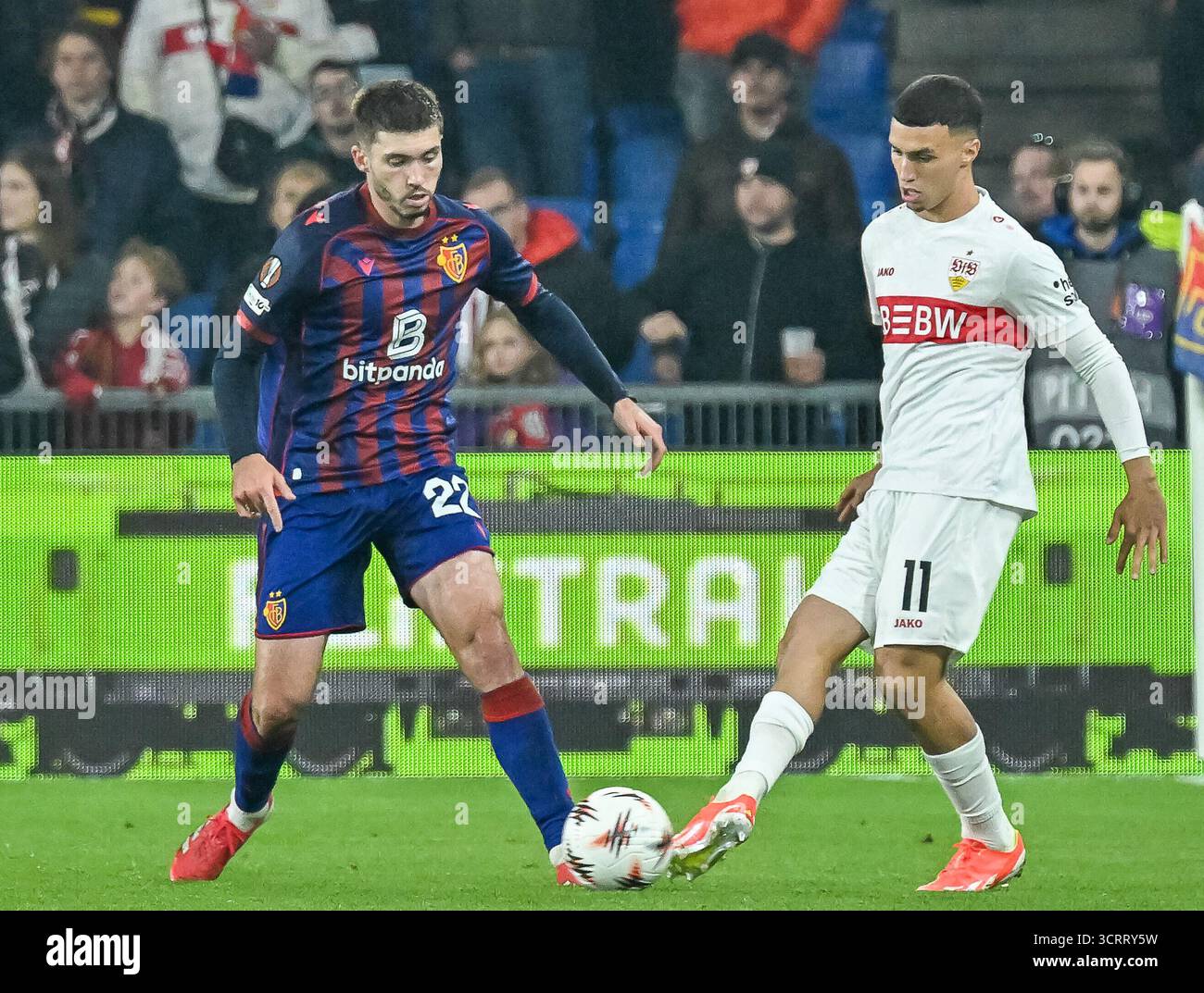 Bilal El Khannouss (VfB Stuttgart, #11) spielt den Ball vor Leo Leroy ...
