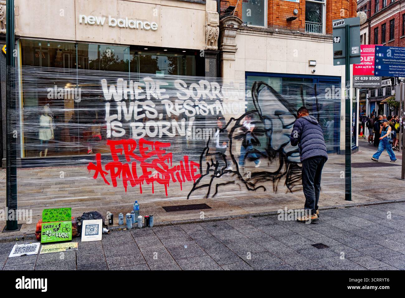 DUBLIN, IRELAND - Aug 16, 2025: A street artist in Dublin creates a pro ...