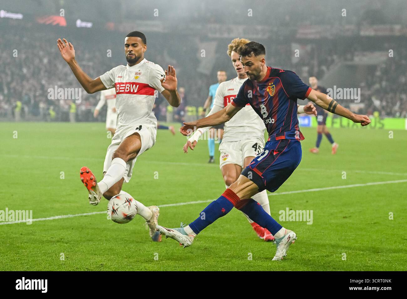 Dominik Schmid (FC Basel, #31) am Ball vor Josha Vagnoman (VfB ...
