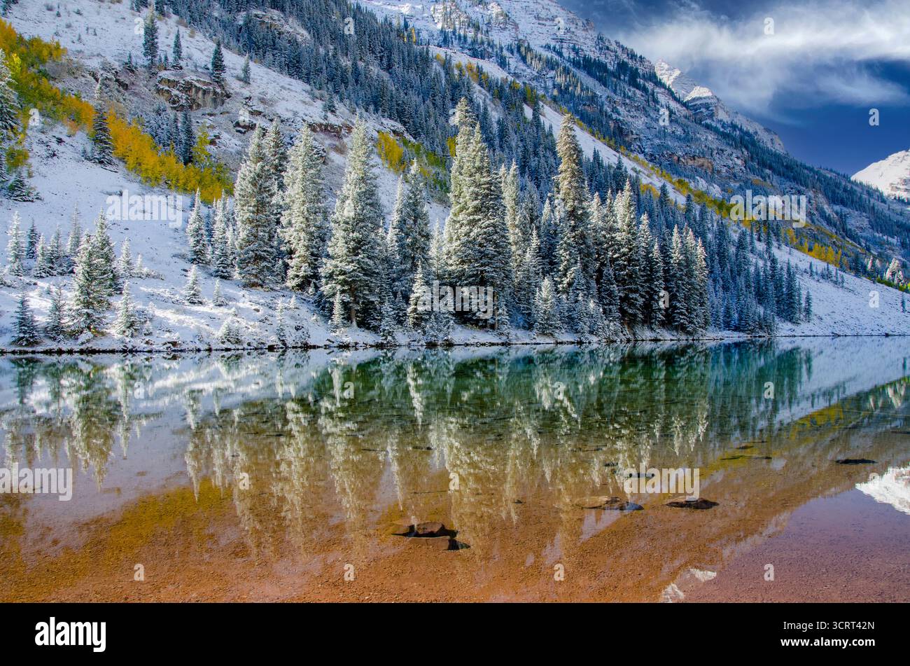 Clear lake reflections hi-res stock photography and images - Alamy