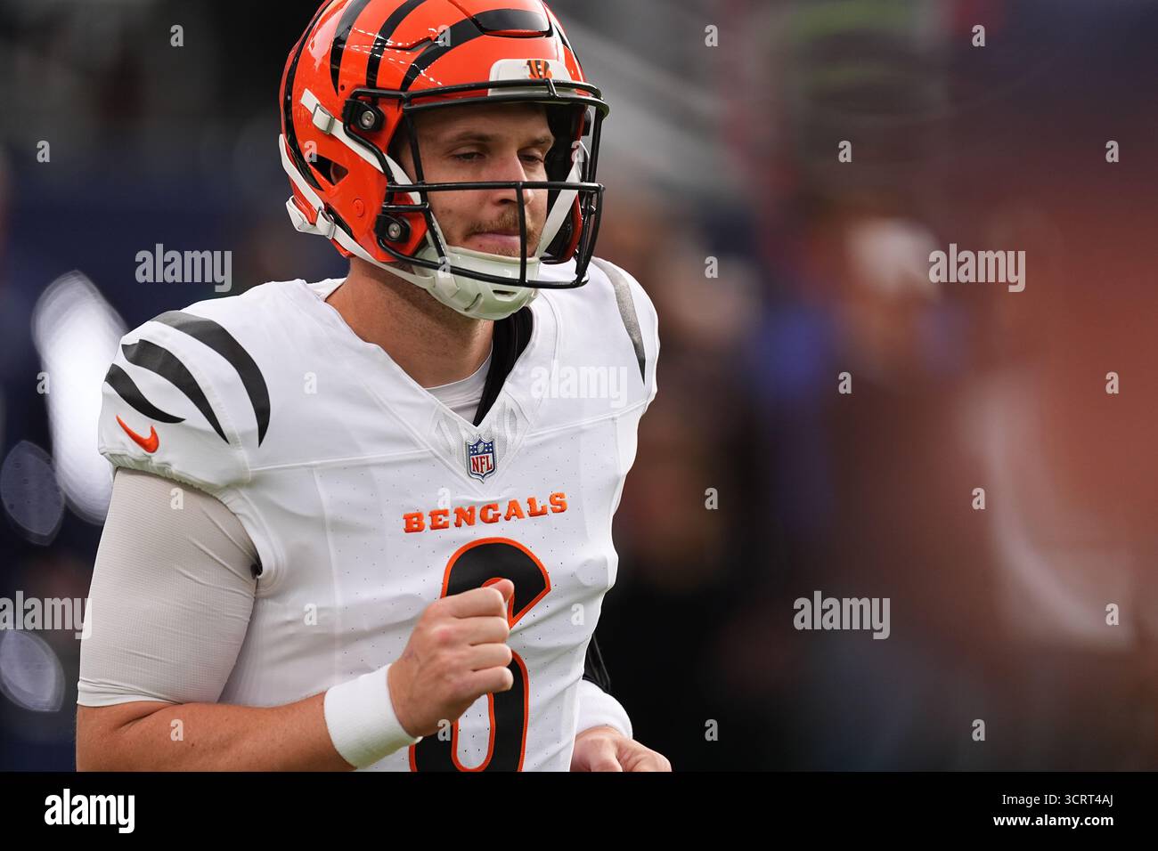 Cincinnati Bengals quarterback Jake Browning (6) warms up before an NFL ...