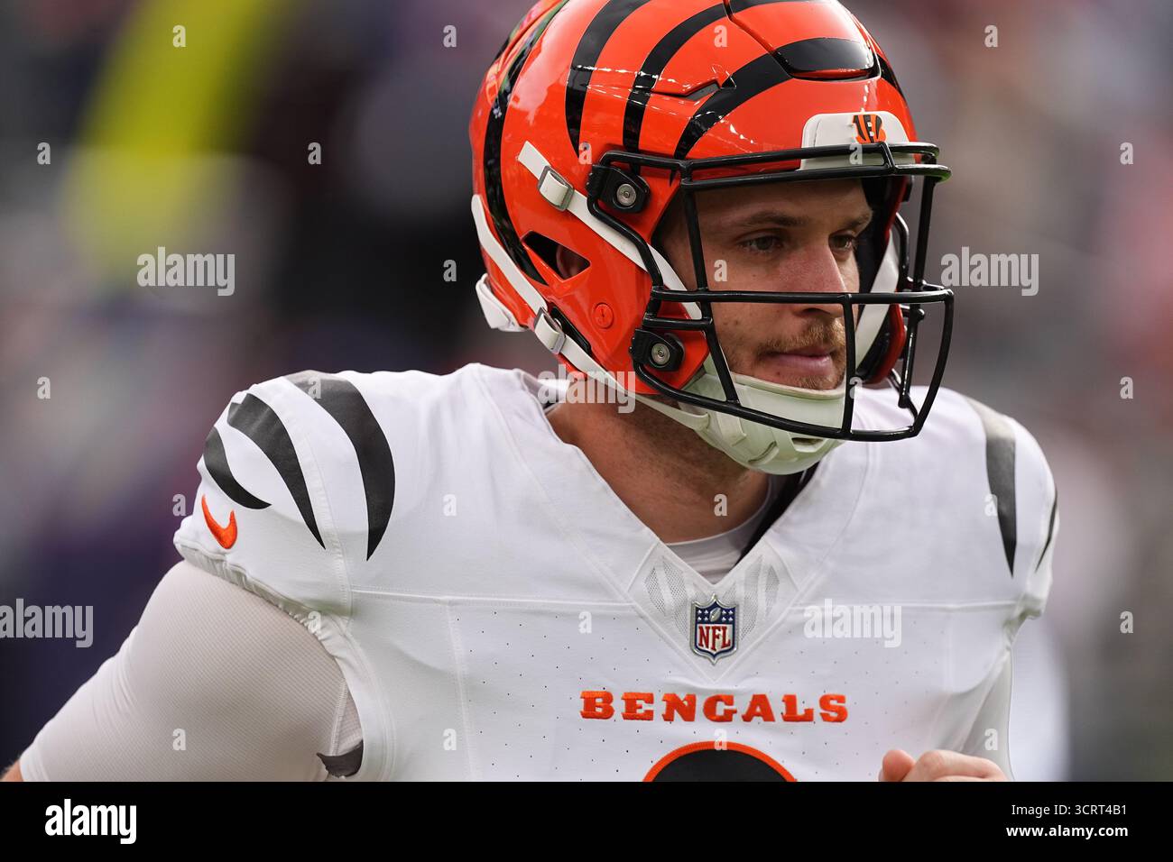 Cincinnati Bengals quarterback Jake Browning (6) warms up before an NFL ...