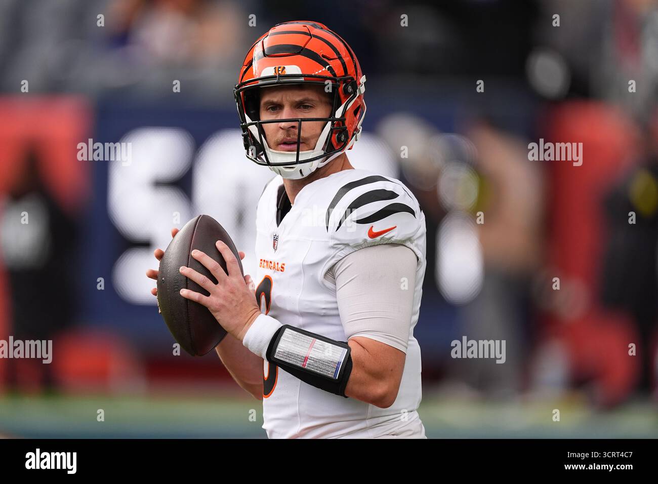 Cincinnati Bengals quarterback Jake Browning (6) warms up before an NFL ...