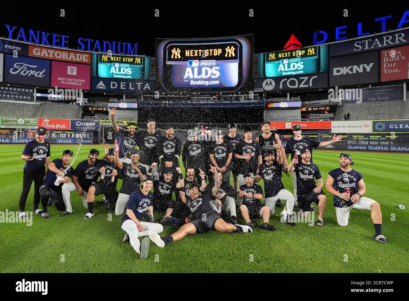 The New York Yankees pose for a team photo on the field after defeating ...
