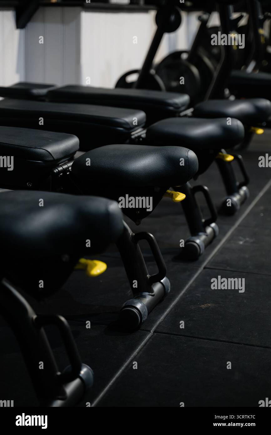 Row black exercise benches hi-res stock photography and images - Alamy