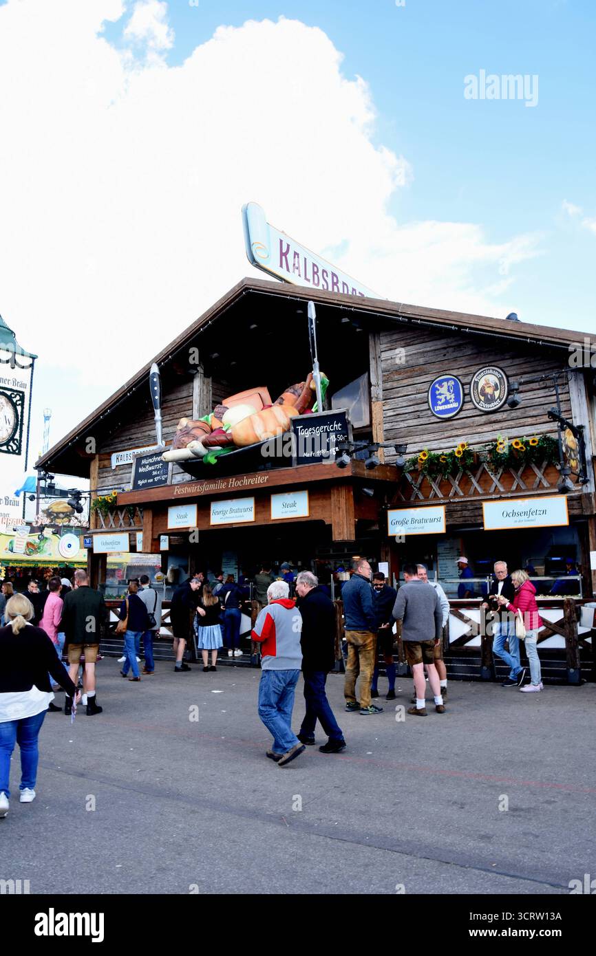 Muenchen 02.10.2025 Theresienwiese Oktoberfest Wiesn Kalbsbraterei ...