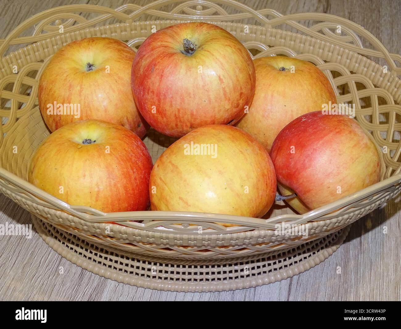 Pile apples in basket hi-res stock photography and images - Alamy