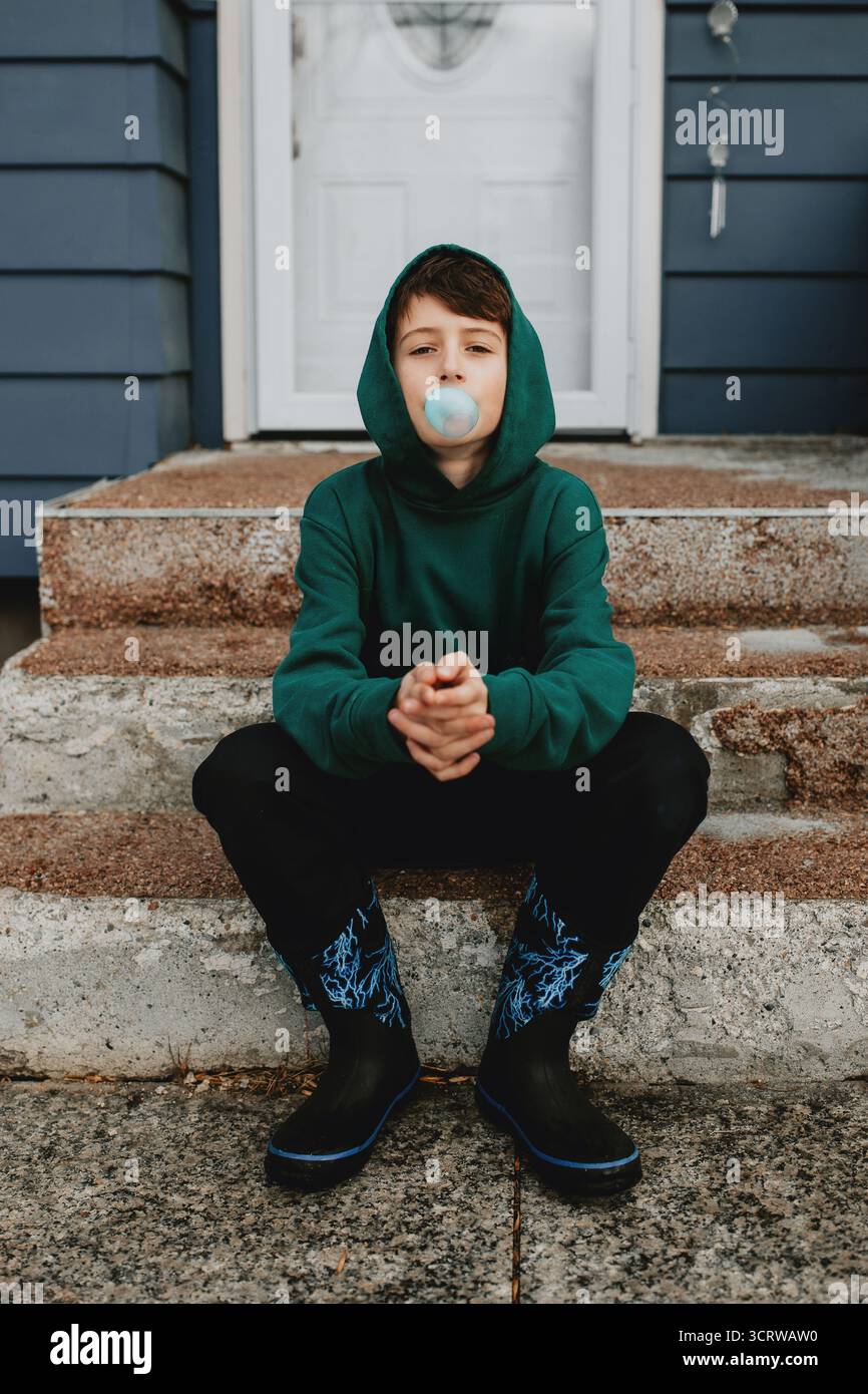 Blowing chewing gum kid hi-res stock photography and images - Alamy