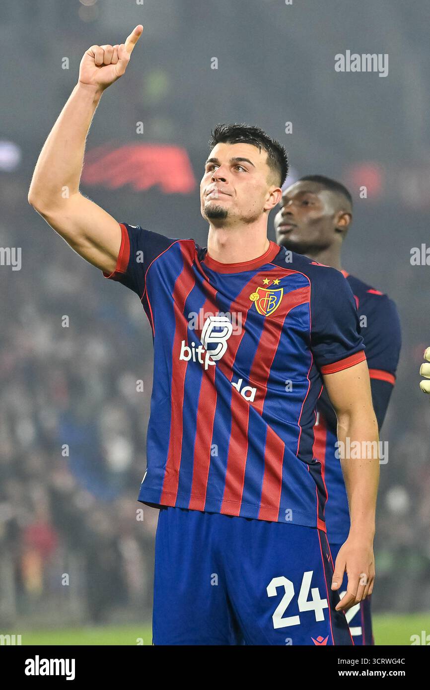 Flavius Daniliuc (FC Basel, #24) feiert nach Spielende mit den Fans vor ...