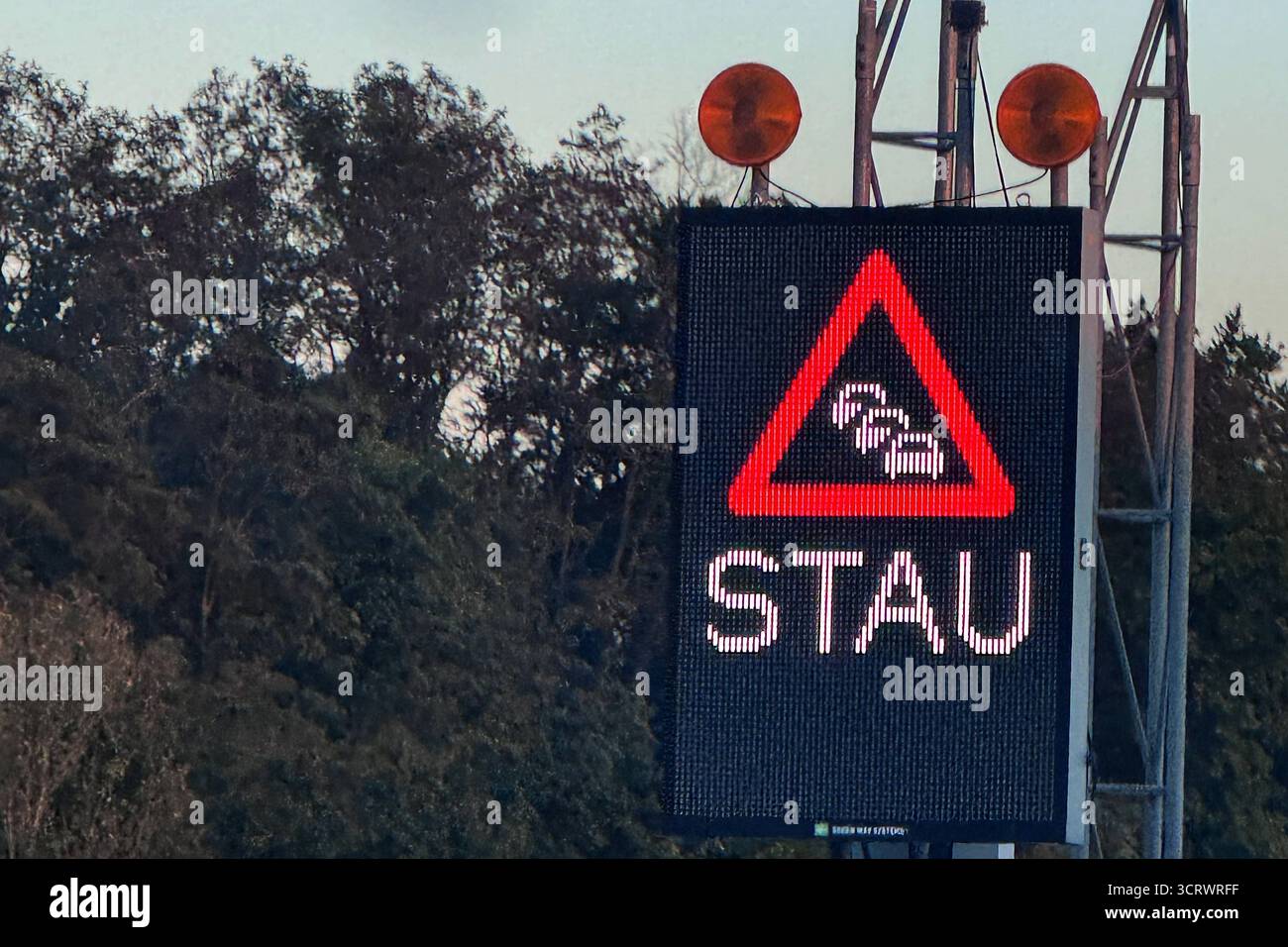 02.10.2025 xsvx, Wirtschaft emwir , v.l. Hinweisschild Stau Stauwarnung ...