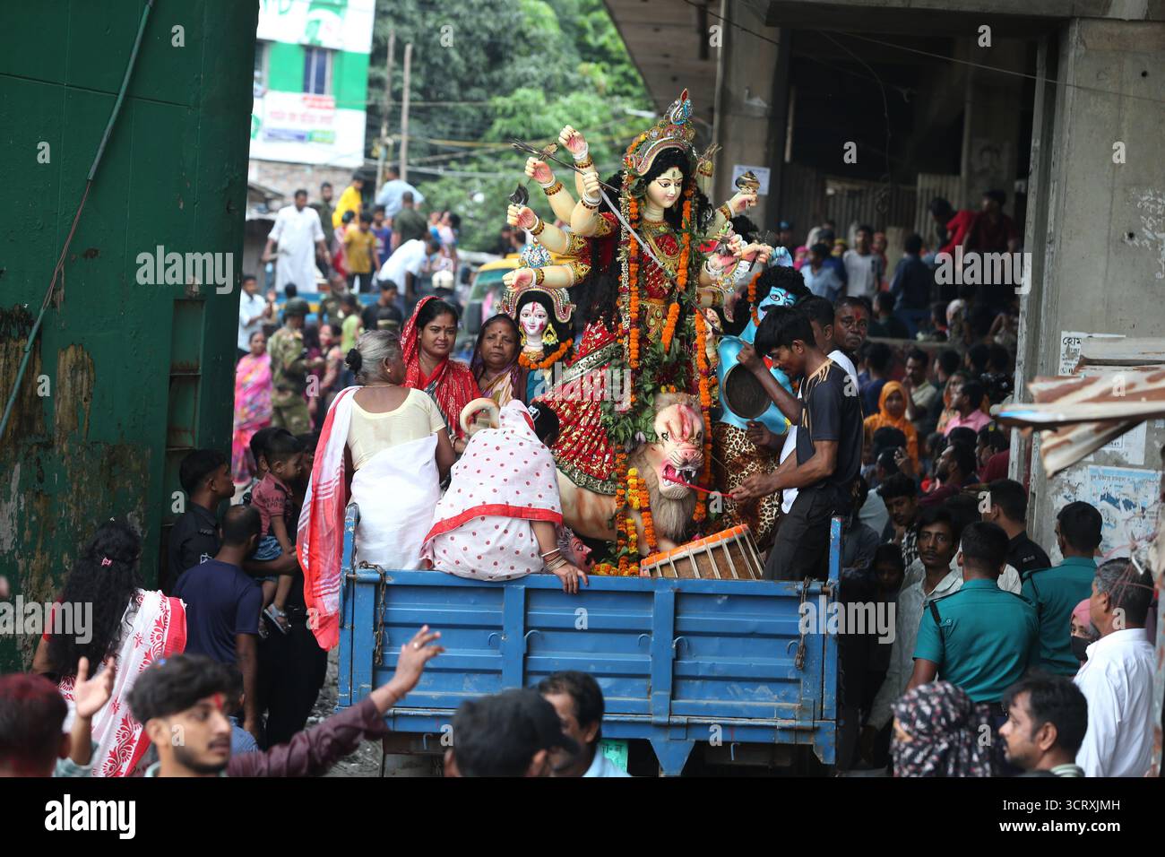 (251003) -- DHAKA, Oct. 3, 2025 (Xinhua) -- One Durga idol is being ...