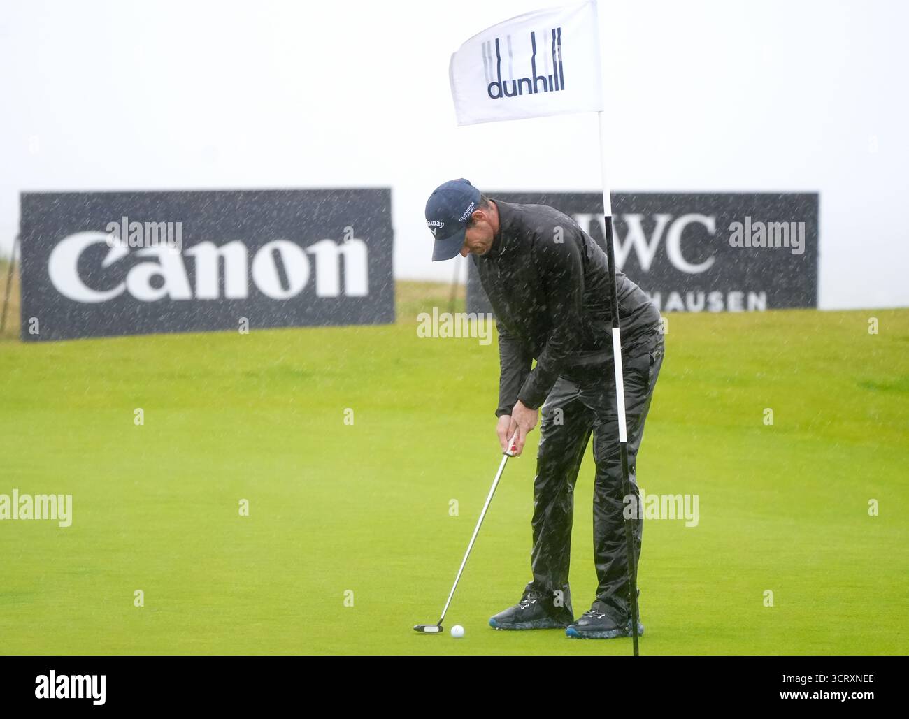 Andy Murray putts on the 9th green during day two of the 2025 Alfred ...
