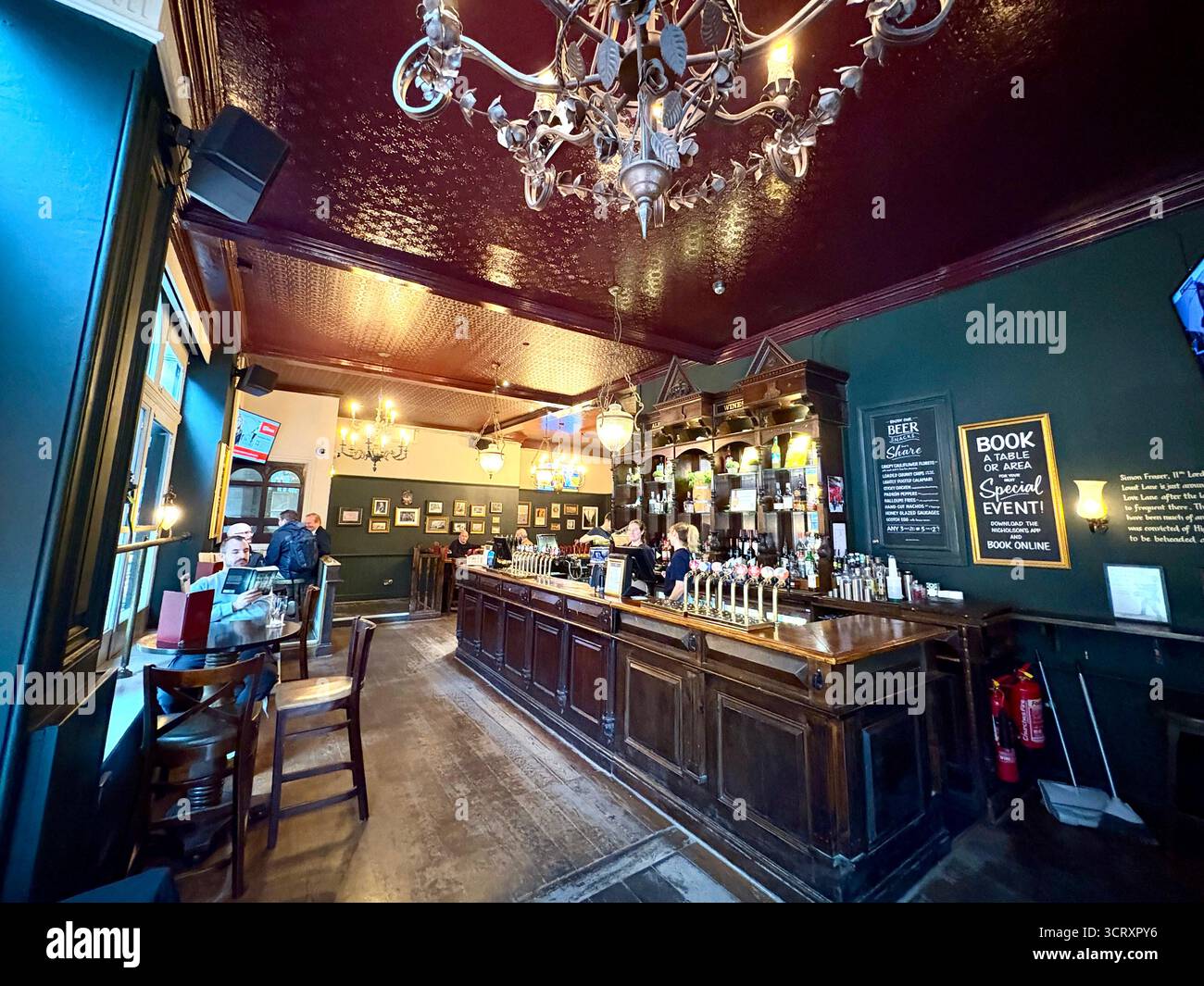 Interior traditional english pub hi-res stock photography and images ...