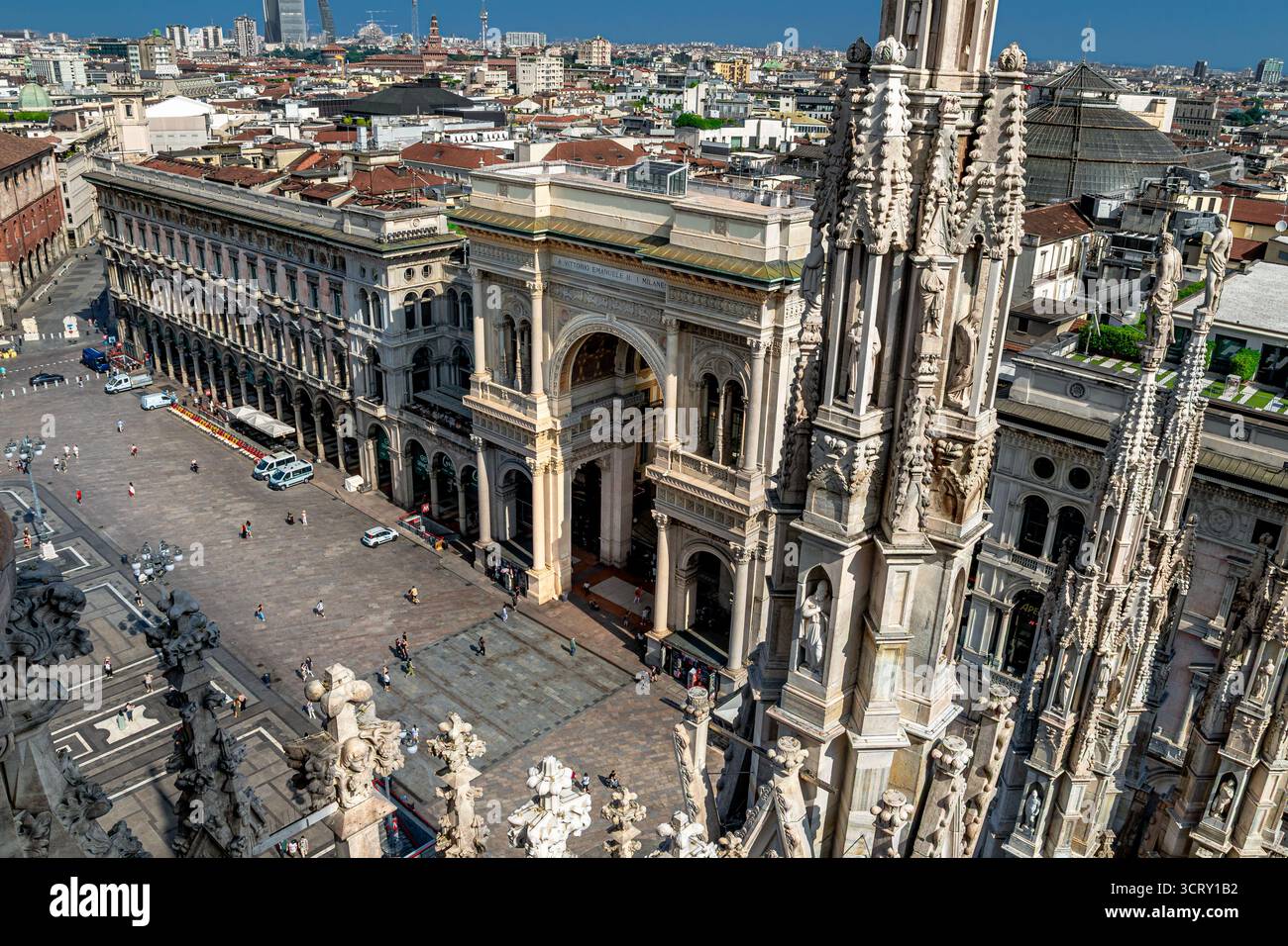 The Piazza Del Duomo and the entrance of Galleria Vittorio Emanuel II a ...