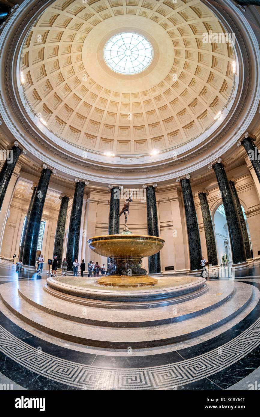 Neoclassical sculpture in gallery hi-res stock photography and images ...