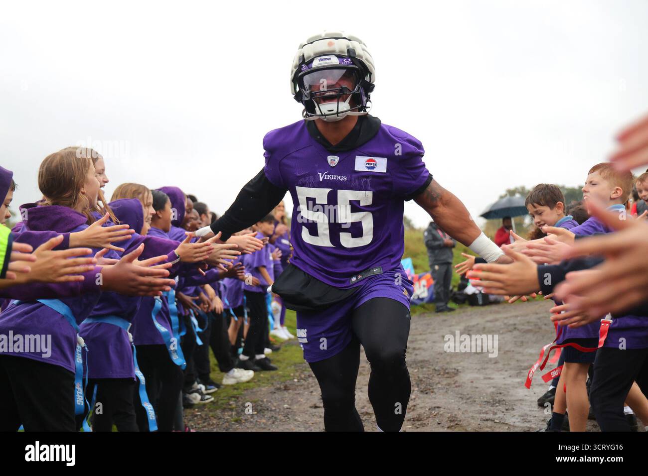 Minnesota Vikings linebacker Eric Wilson (55) high fives students after ...