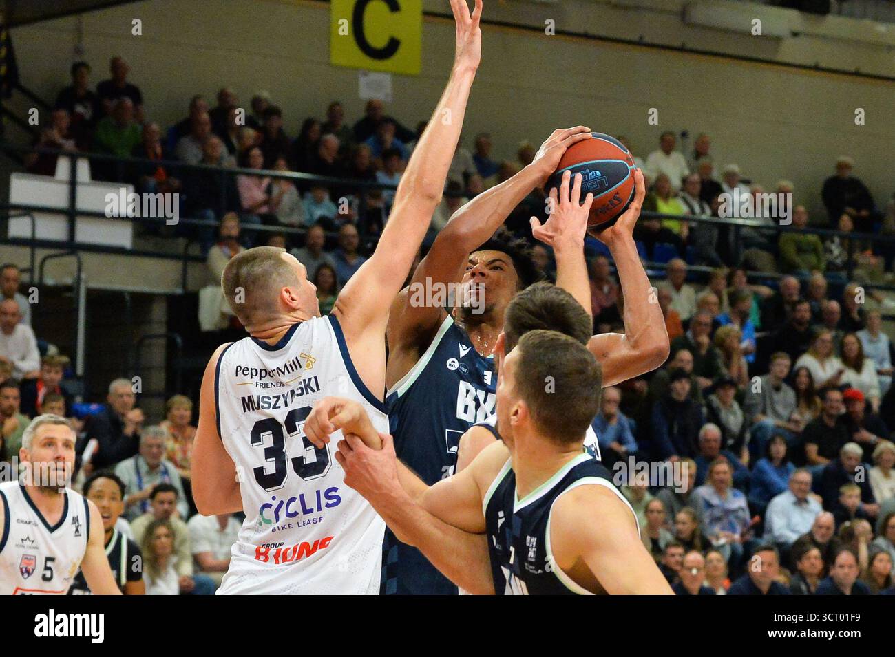Hasselt, Belgium. 03rd Oct, 2025. Limburg's Nick Muszynski and Brussels ...