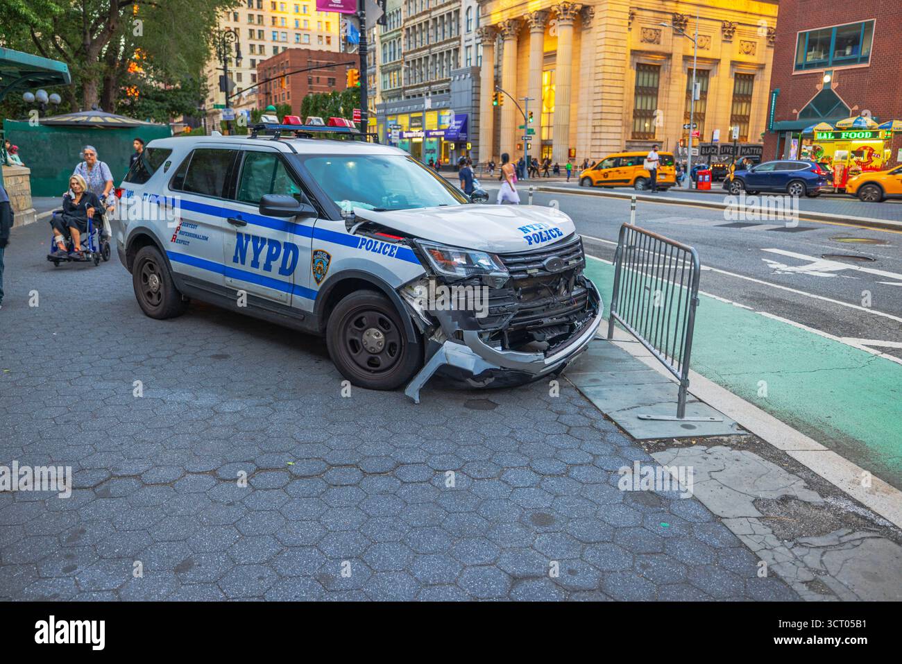 Damaged nypd police car hi-res stock photography and images - Alamy