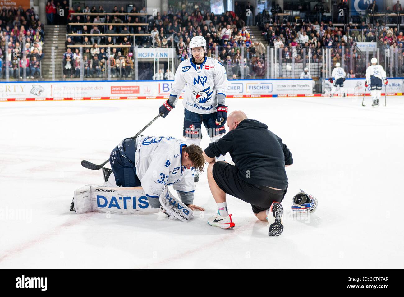 Johan Mattsson (33, Adler Mannheim ) verletzt, Nuernberg Ice Tigers vs. Adler Mannheim ...