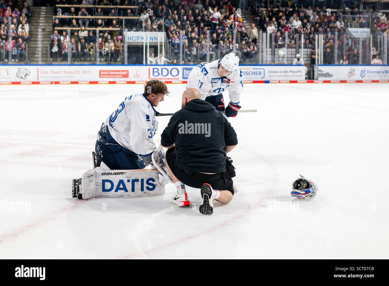 Johan Mattsson (33, Adler Mannheim ) verletzt, Nuernberg Ice Tigers vs ...