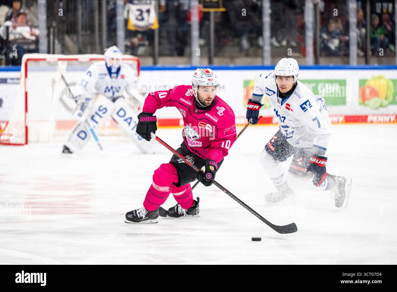 Evan Barratt (10, Nuernberg Ice Tigers, NIT ) John Gilmour (7, Adler ...