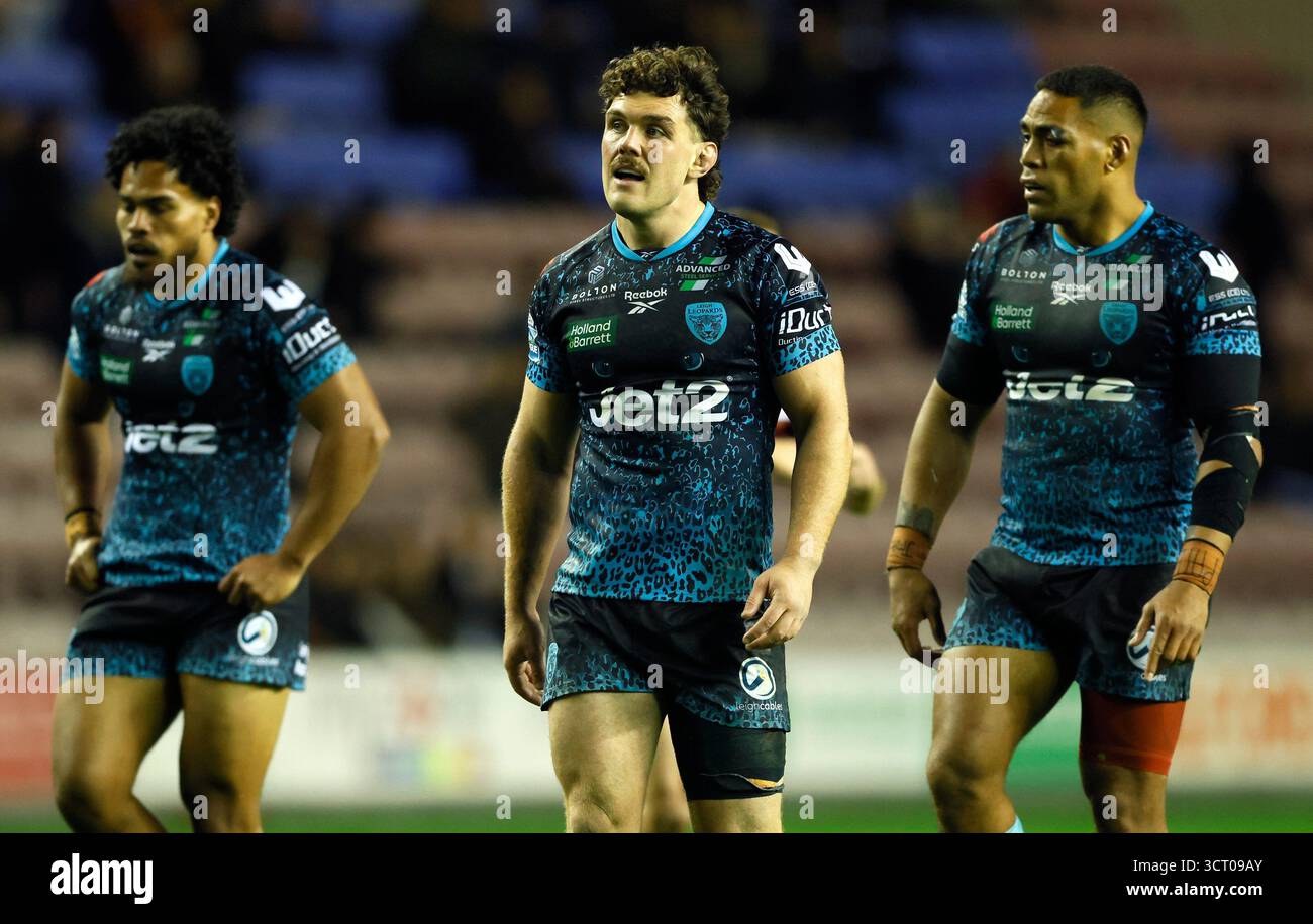Leigh Leopards' Robbie Mulhern (centre) and team-mate Joe Ofahengaue ...