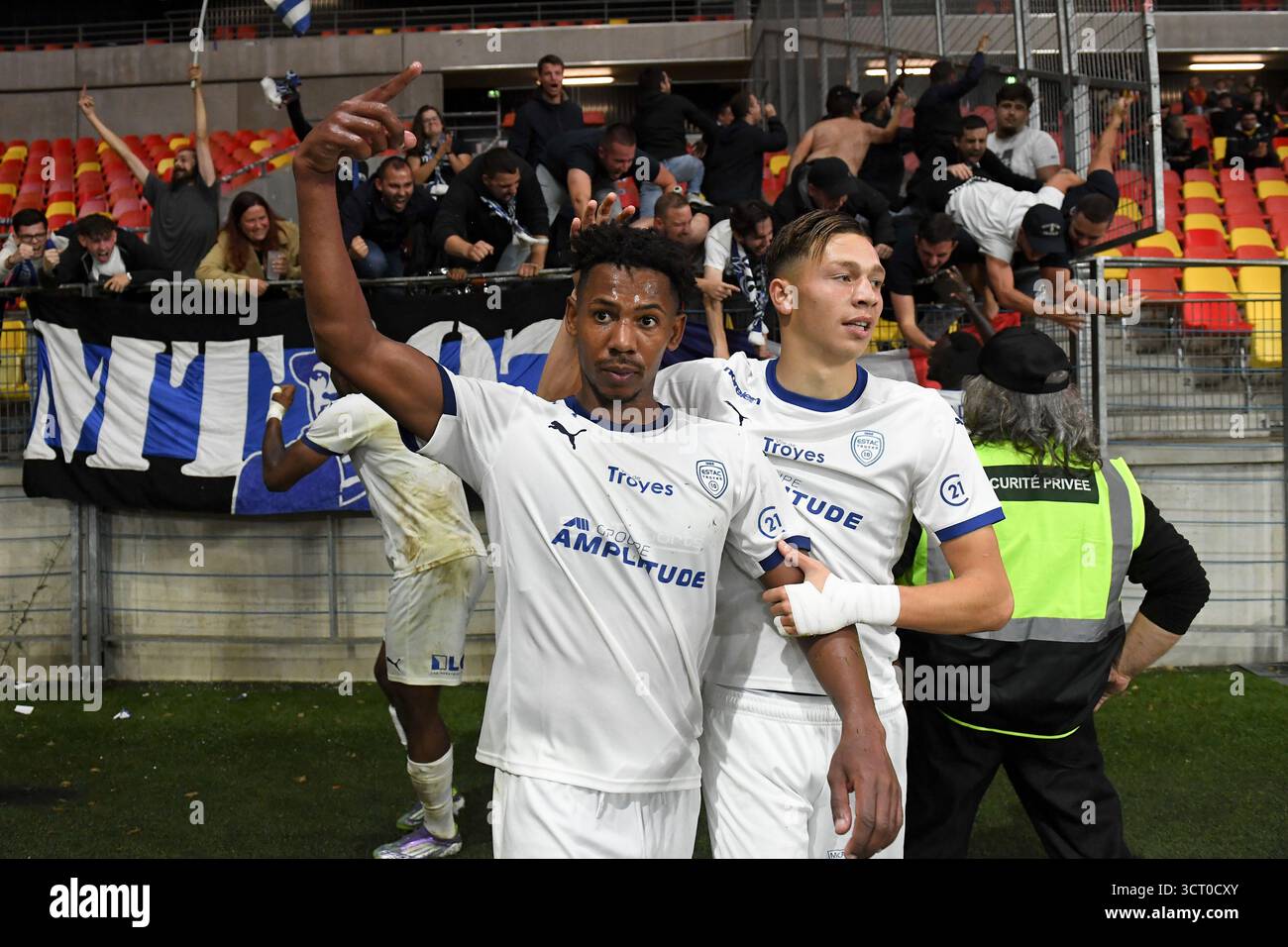 11 Mathys DETOURBET (estac) - 21 Tawfik BENTAYEB (estac) during the ...