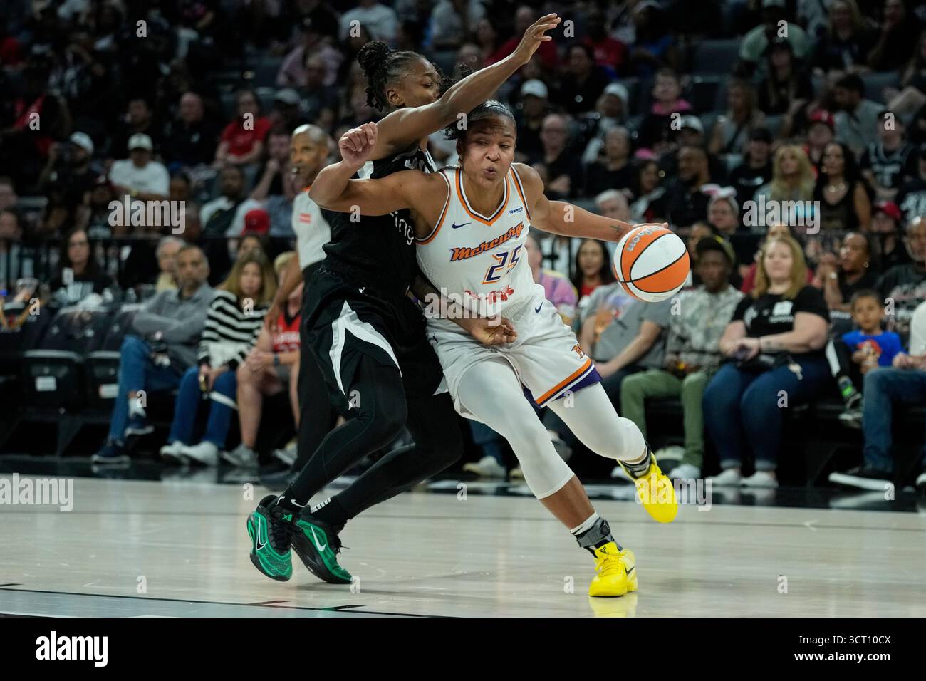 Phoenix Mercury forward Alyssa Thomas (25) drives on Las Vegas Aces ...