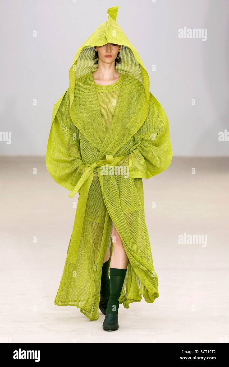 Paris, Frankreich. 03rd Oct, 2025. ISSEY MIYAKE Spring-Summer 2026 ...