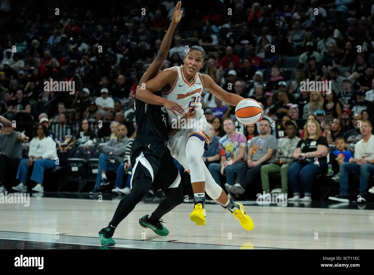 Phoenix Mercury forward Alyssa Thomas (25) drives past Las Vegas Aces ...