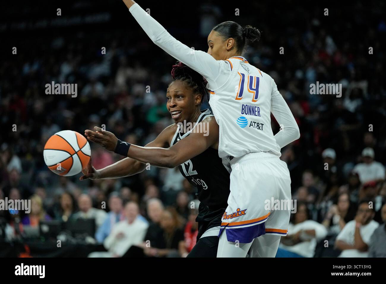 Las Vegas Aces guard Chelsea Gray (12) dishes off around Phoenix ...