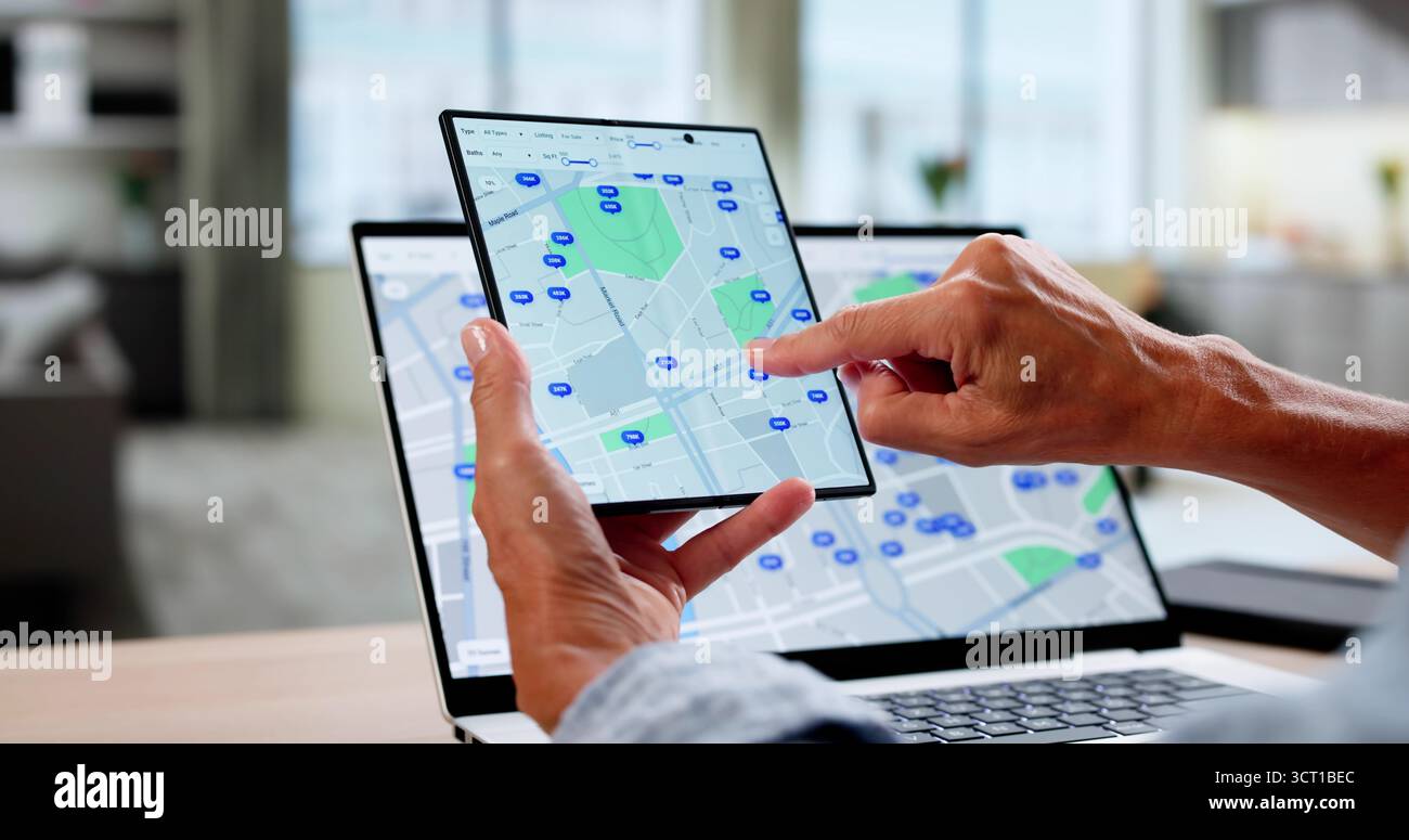 Woman world map smartphone hi-res stock photography and images - Alamy