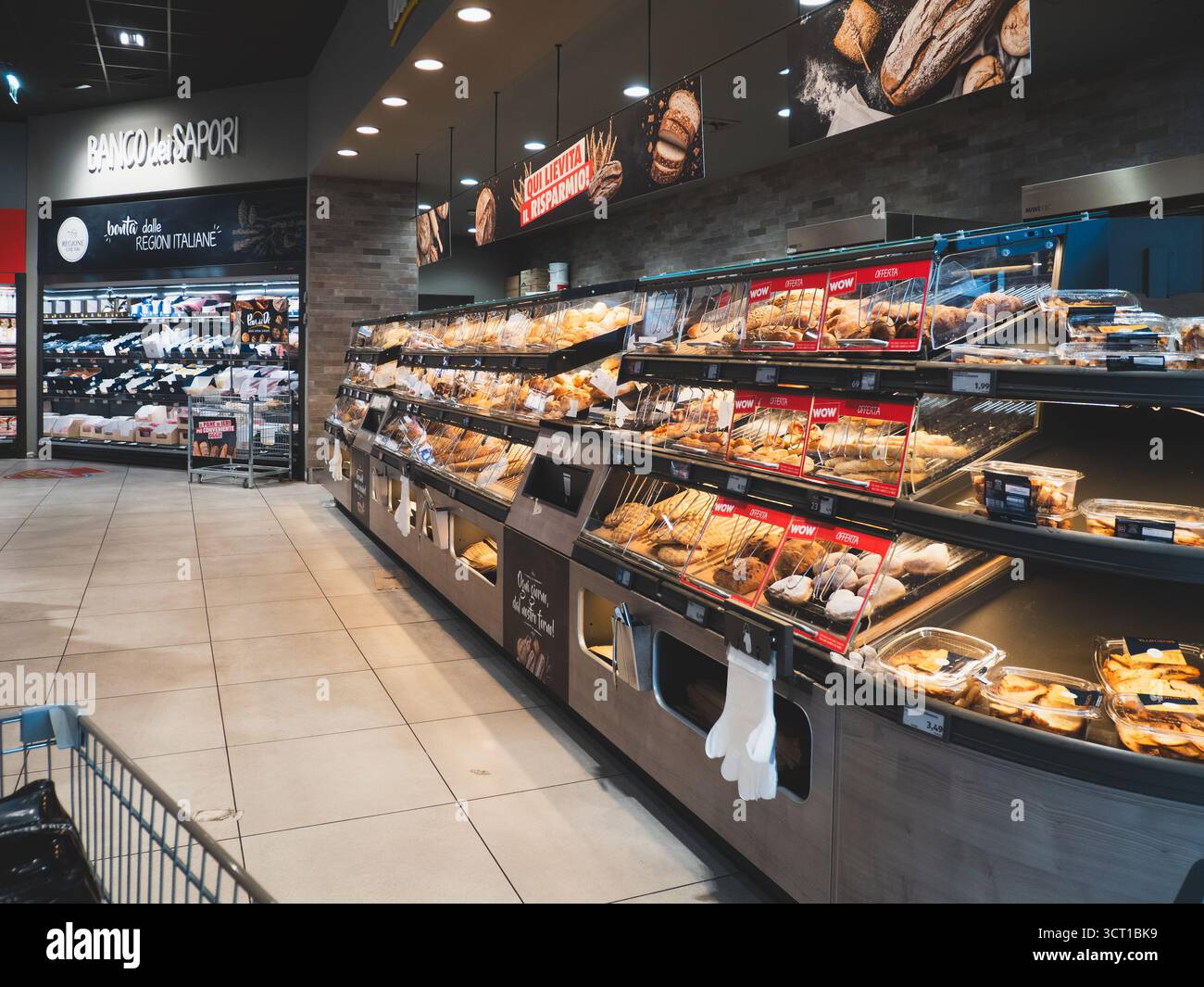 Italian pastries displays hi-res stock photography and images - Alamy