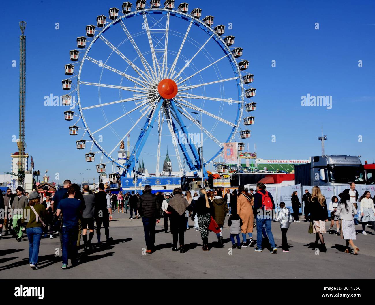 Muenchen 03.10.2025 Theresienwiese Oktoberfest Wiesn Fahrgeschaeft ...
