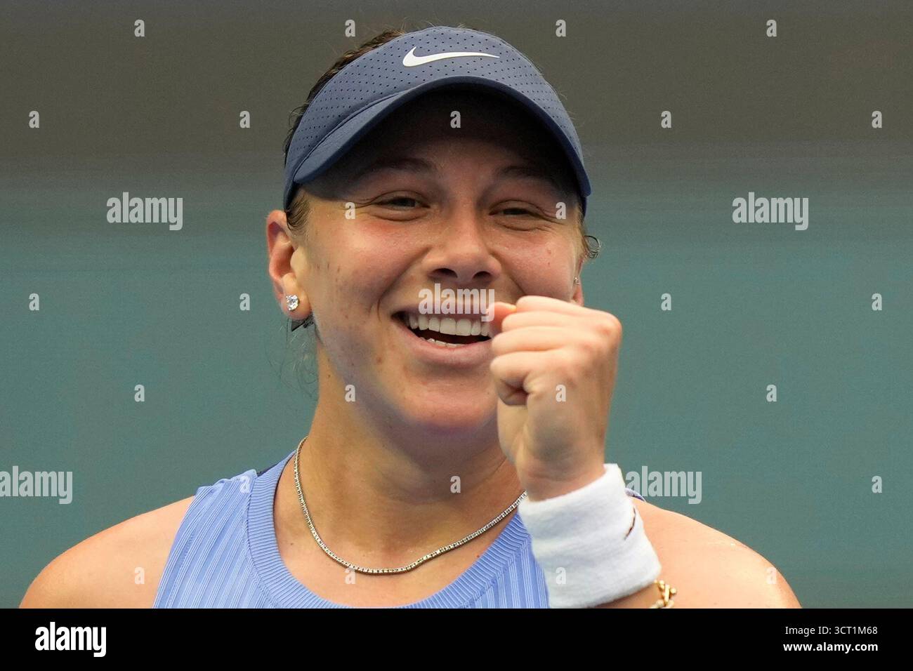 Amanda Anisimova of the United States celebrates after defeating ...