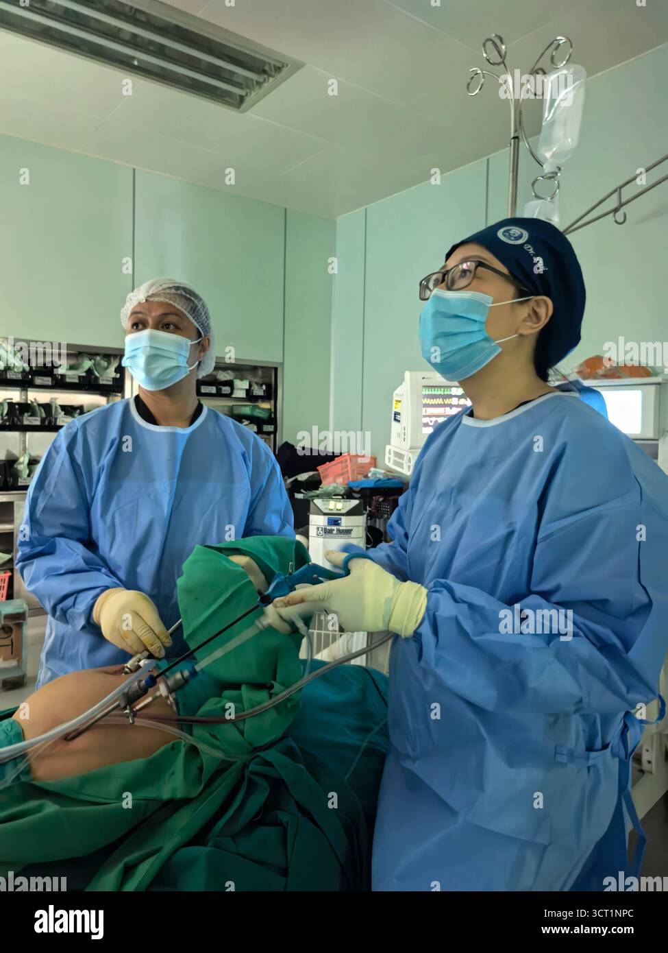 (251004) -- APIA, Oct. 4, 2025 (Xinhua) -- Gynecological expert Shao ...