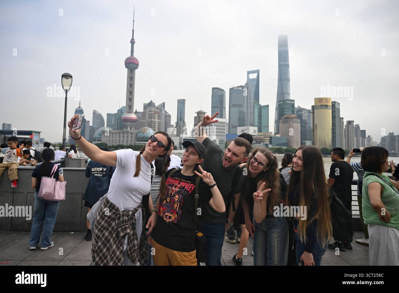 (251004) -- SHANGHAI, Oct. 4, 2025 (Xinhua) -- Tourists from Russia ...