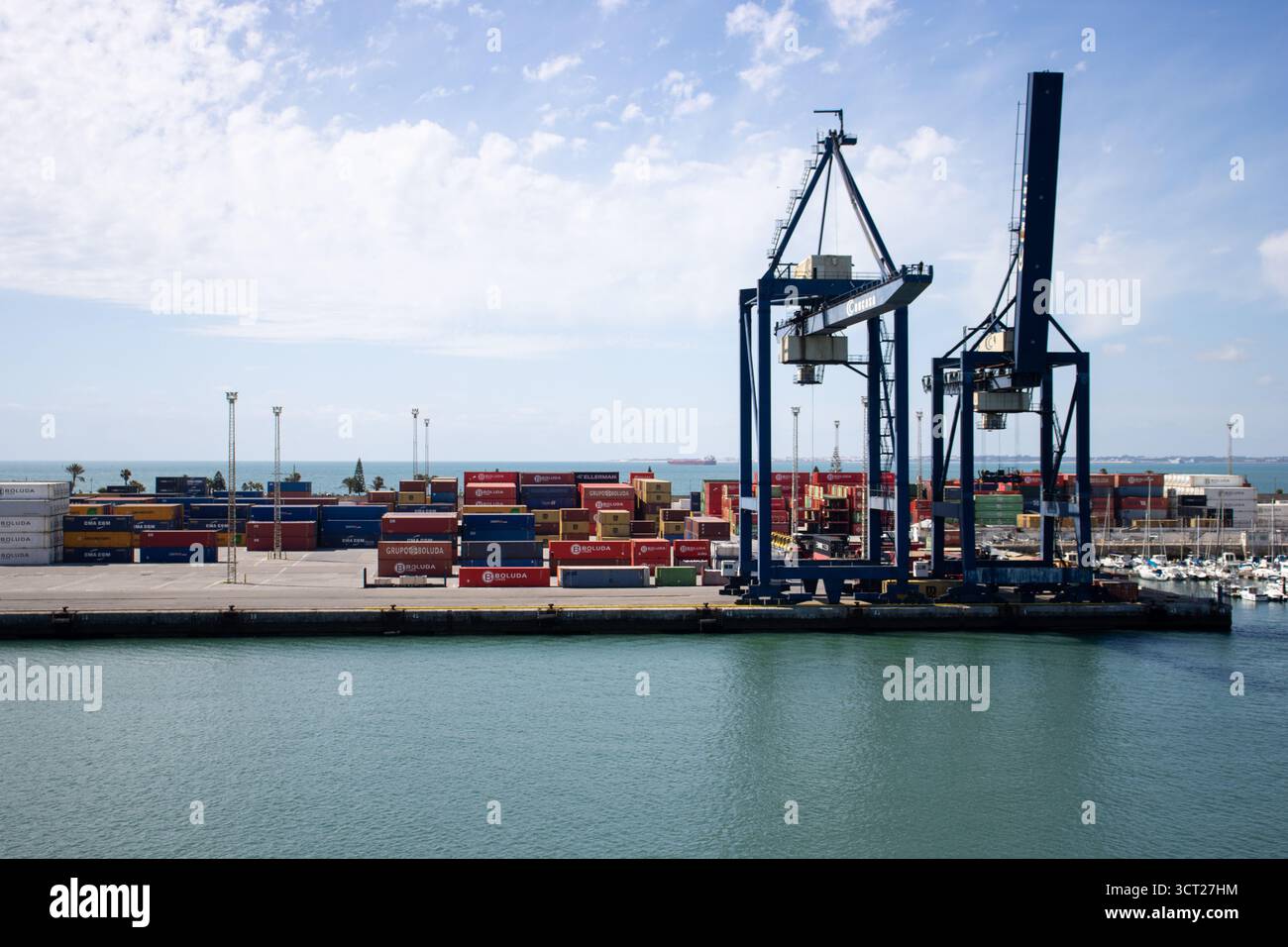 PUERTO DE CADIZ, ANDULACIA, SPAIN - MAY 7, 2025 container handling ...
