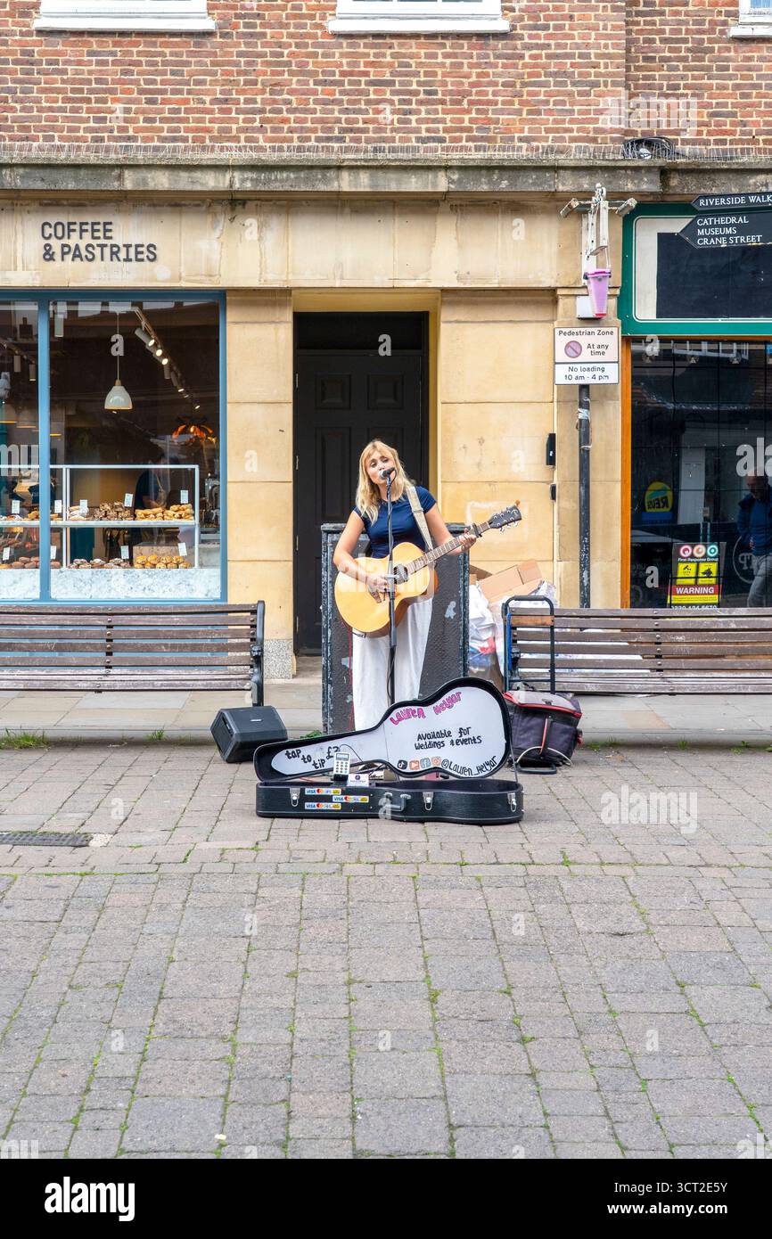 Performer girl hi-res stock photography and images - Alamy
