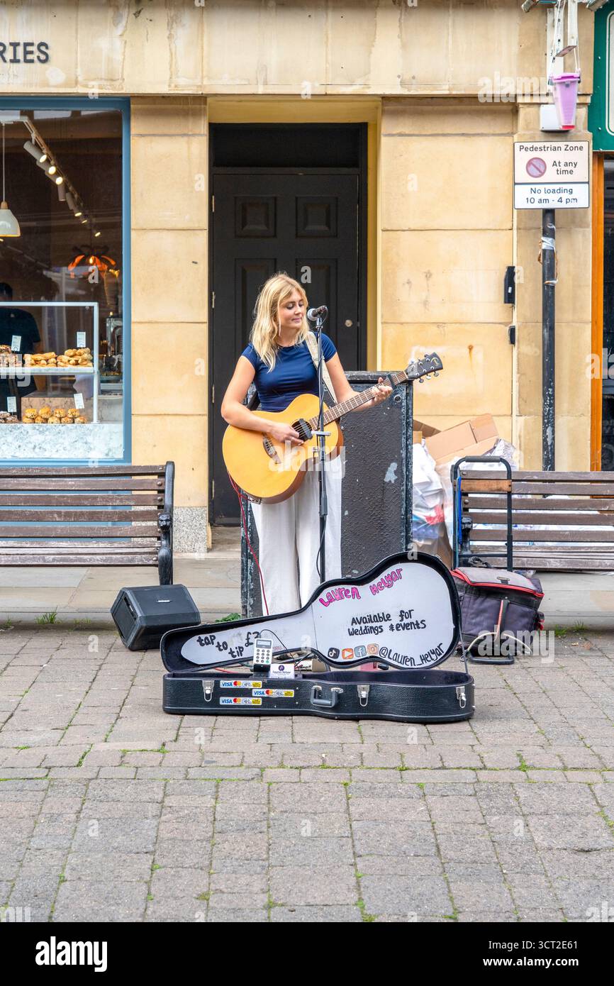 Girl woman busking hi-res stock photography and images - Alamy