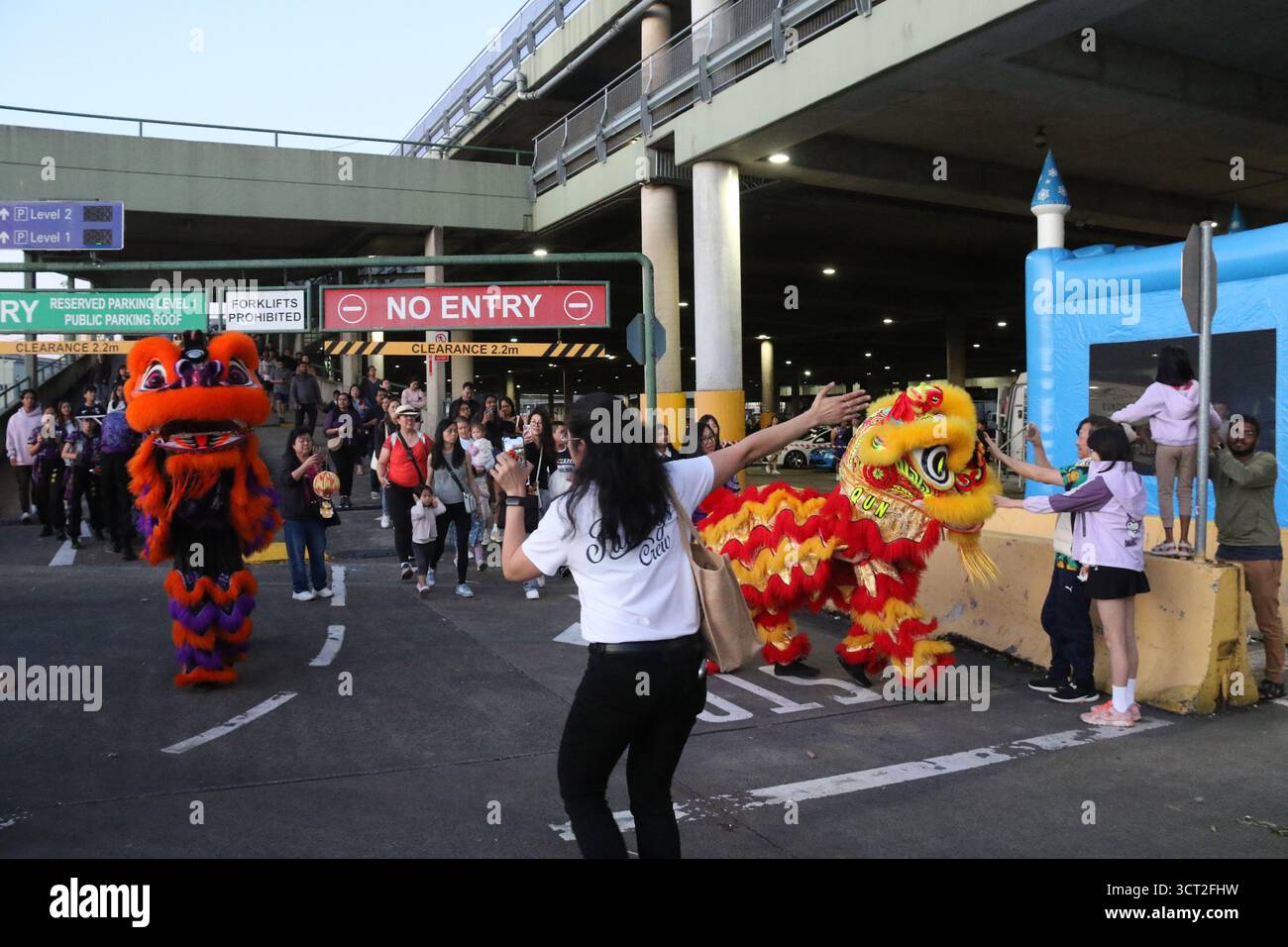 Sydney, Australia. 4th October 2025. THQ Cabra lion dancers lead parade ...