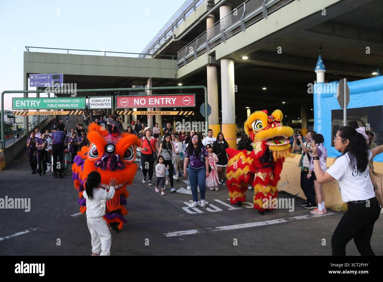 Sydney, Australia. 4th October 2025. THQ Cabra lion dancers lead parade ...