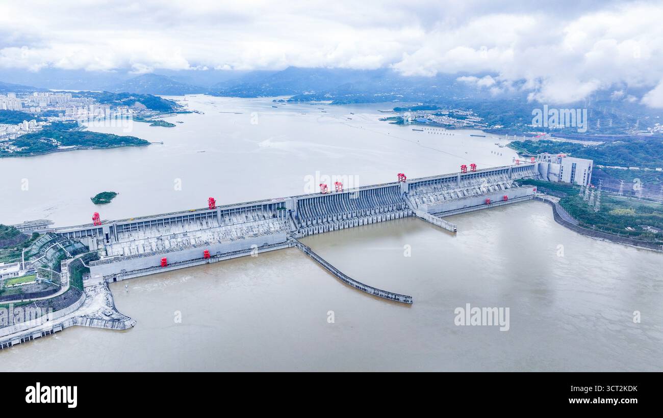 (251004) -- YICHANG, Oct. 4, 2025 (Xinhua) -- An aerial drone photo ...
