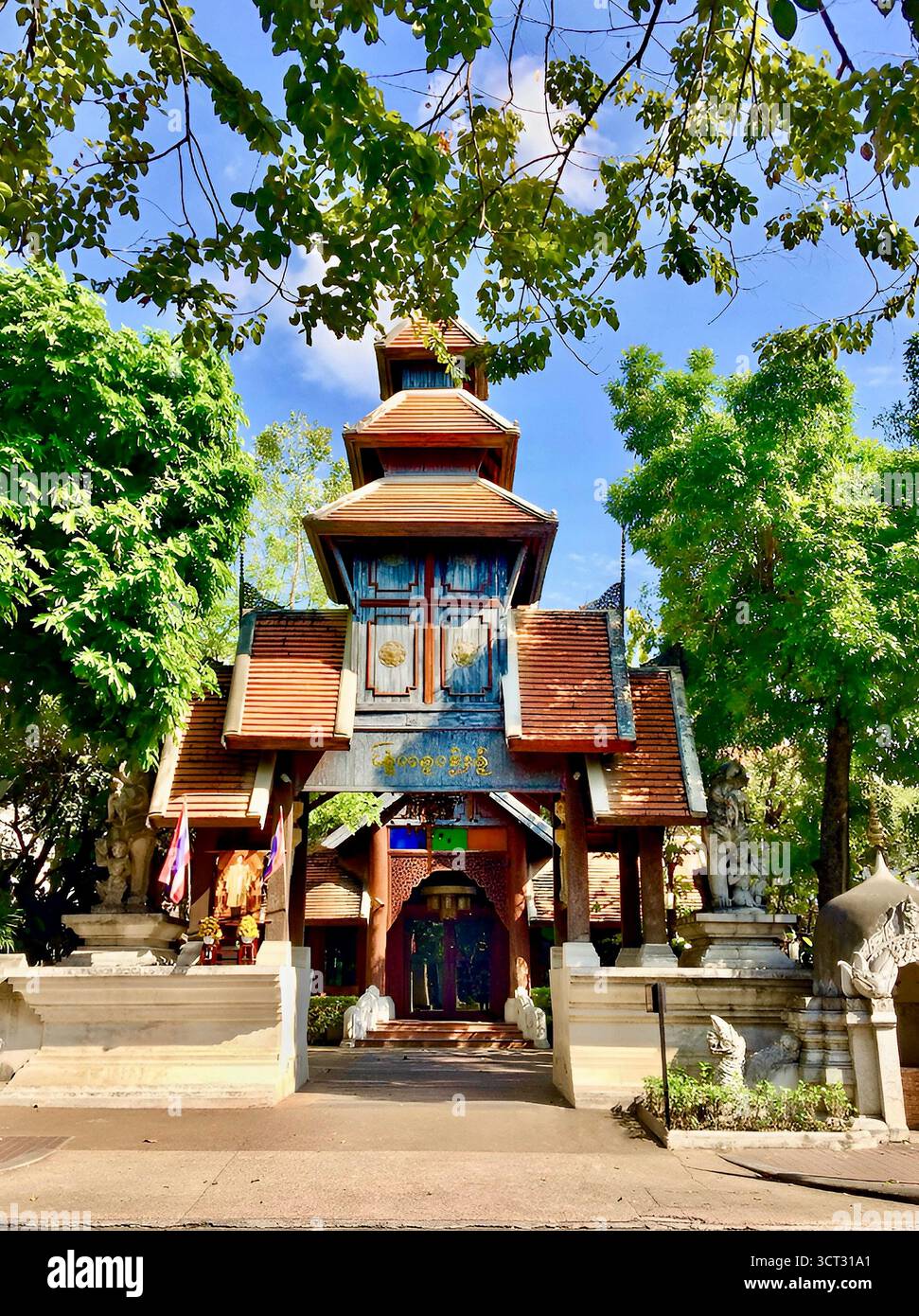 Buddhist temple entrance guardian hi-res stock photography and images ...