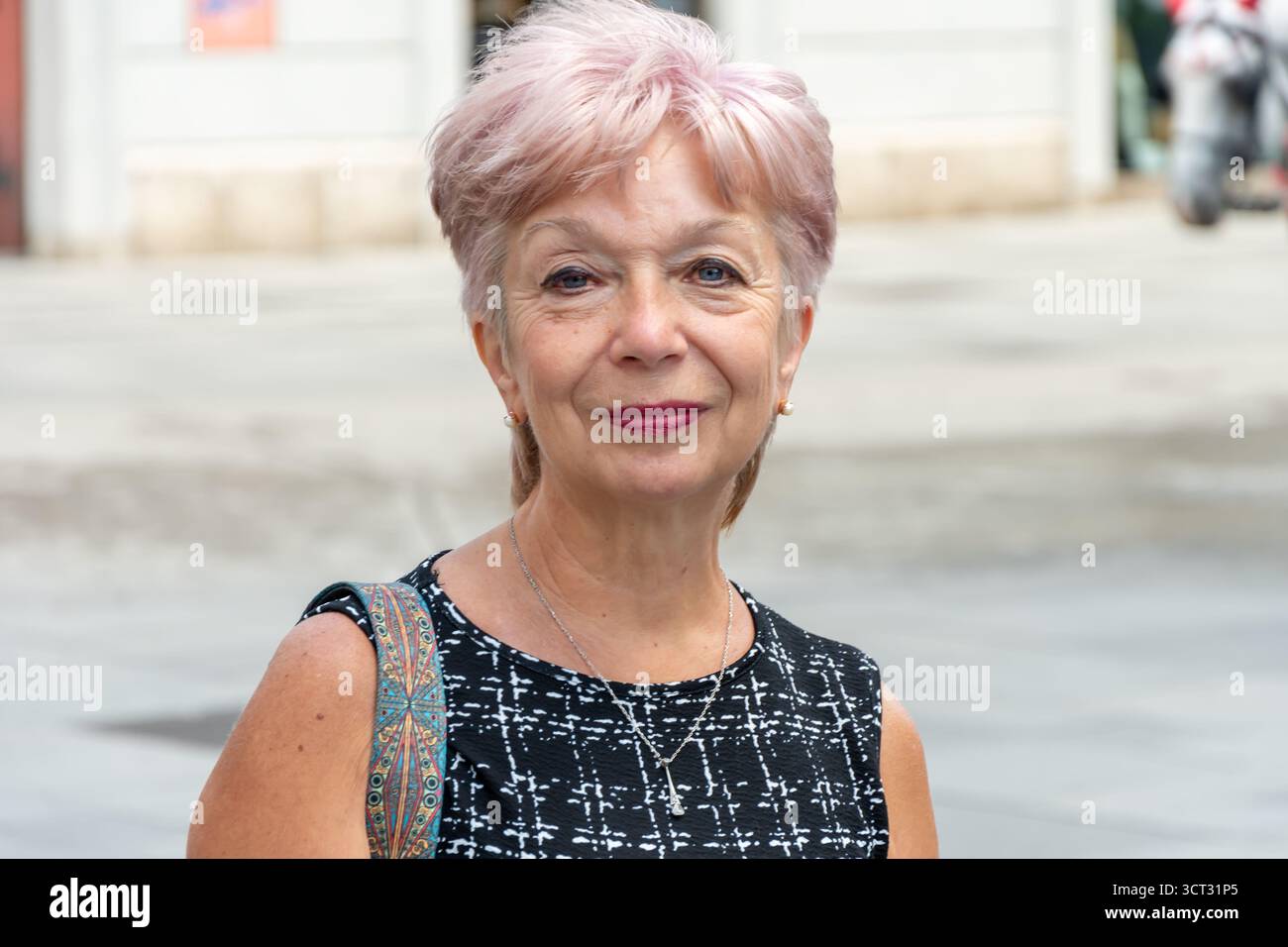 Short hairstyle smiles hi-res stock photography and images - Alamy